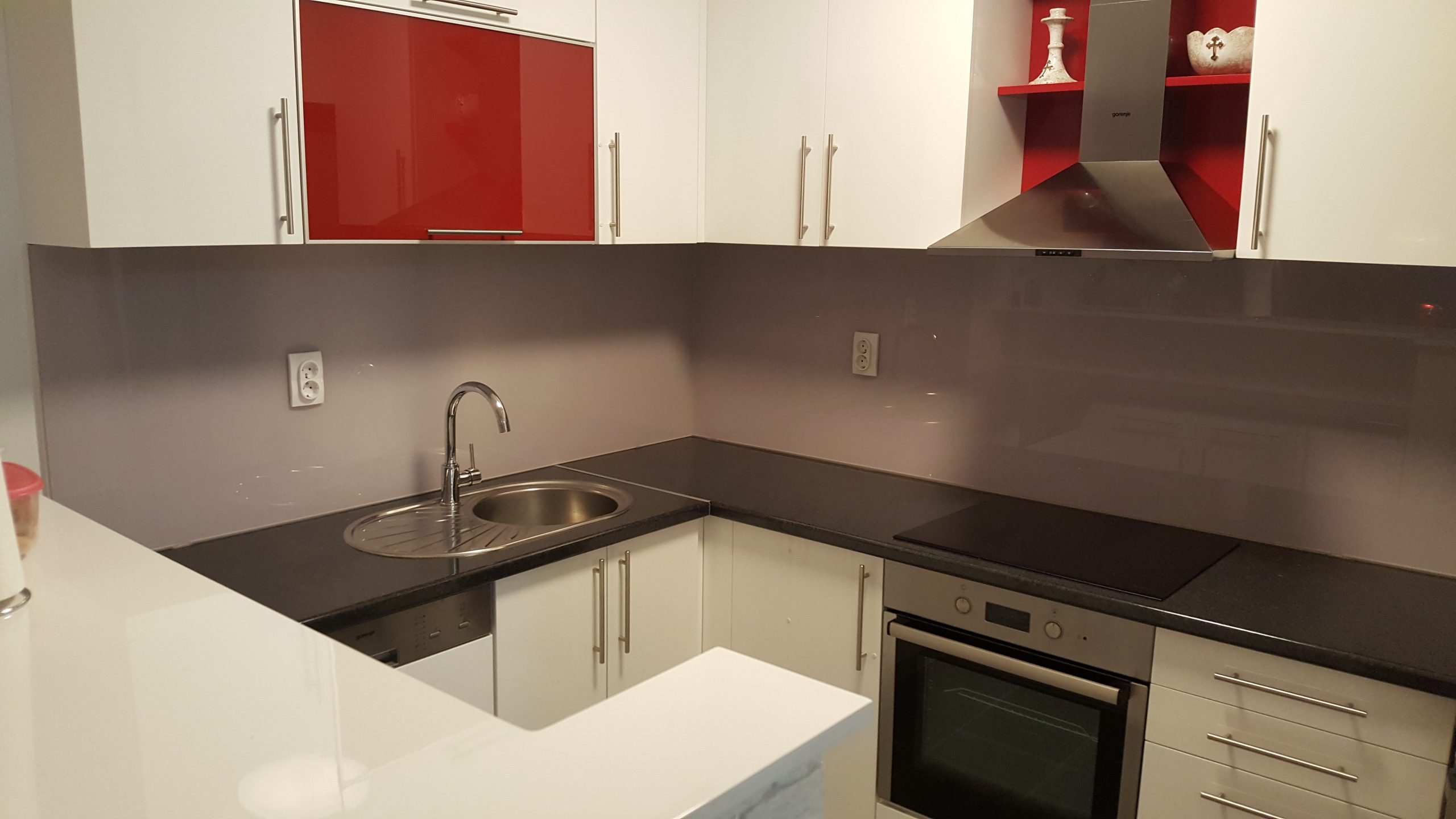 Stakla u boji između kuhinjskih elemenata - Staklo servis