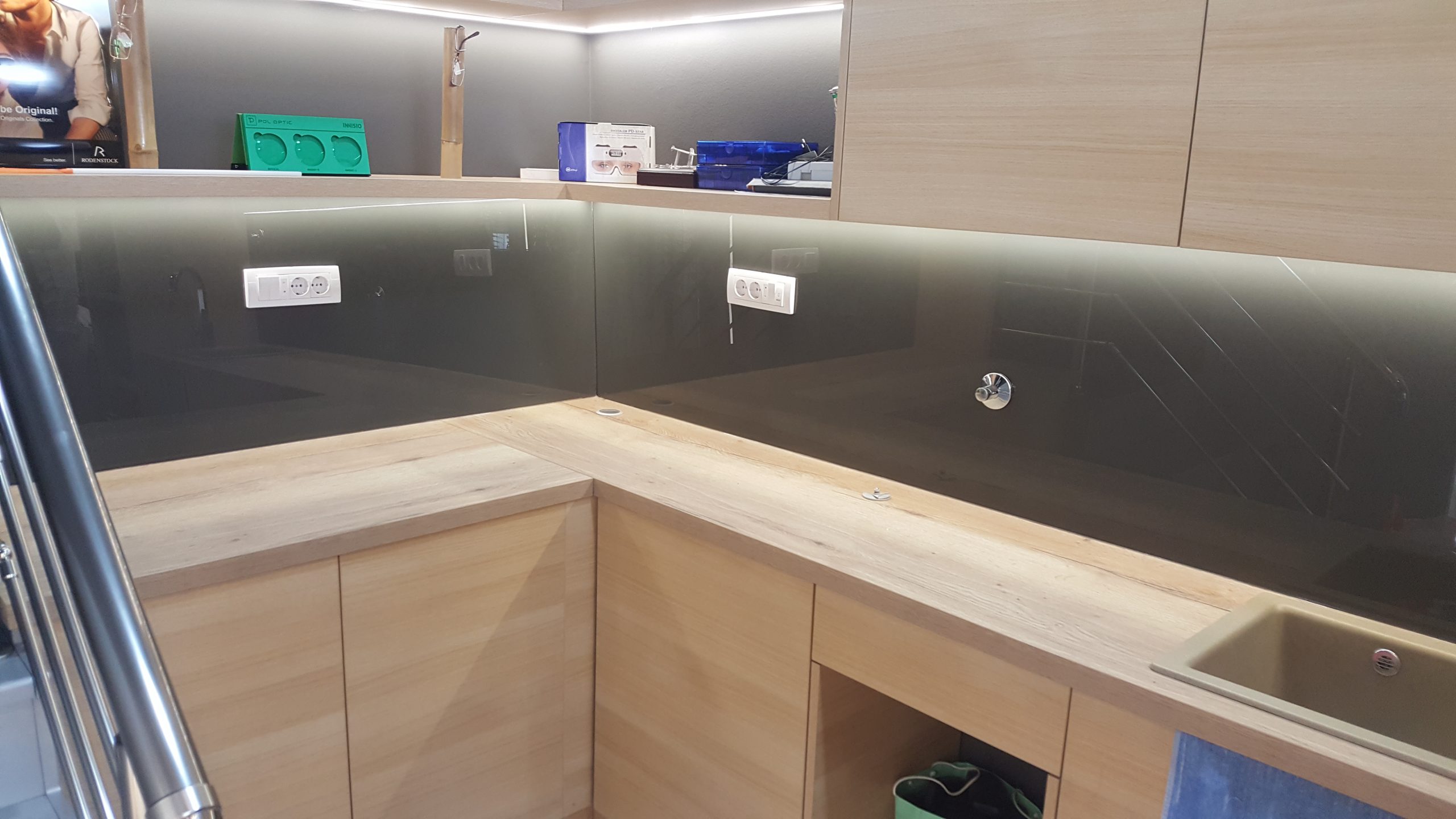 Stakla u boji između kuhinjskih elemenata - Staklo servis