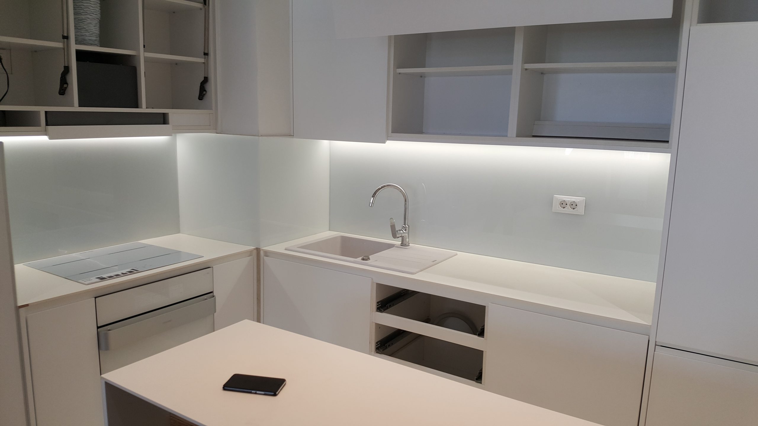 Stakla u boji između kuhinjskih elemenata - Staklo servis