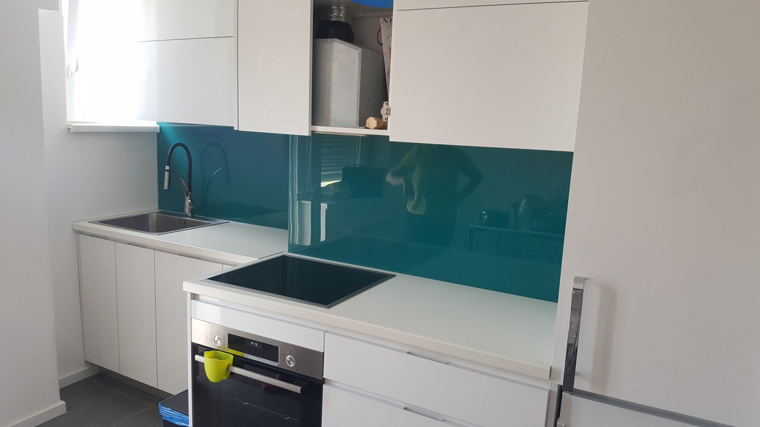 Stakla u boji između kuhinjskih elemenata - Staklo servis