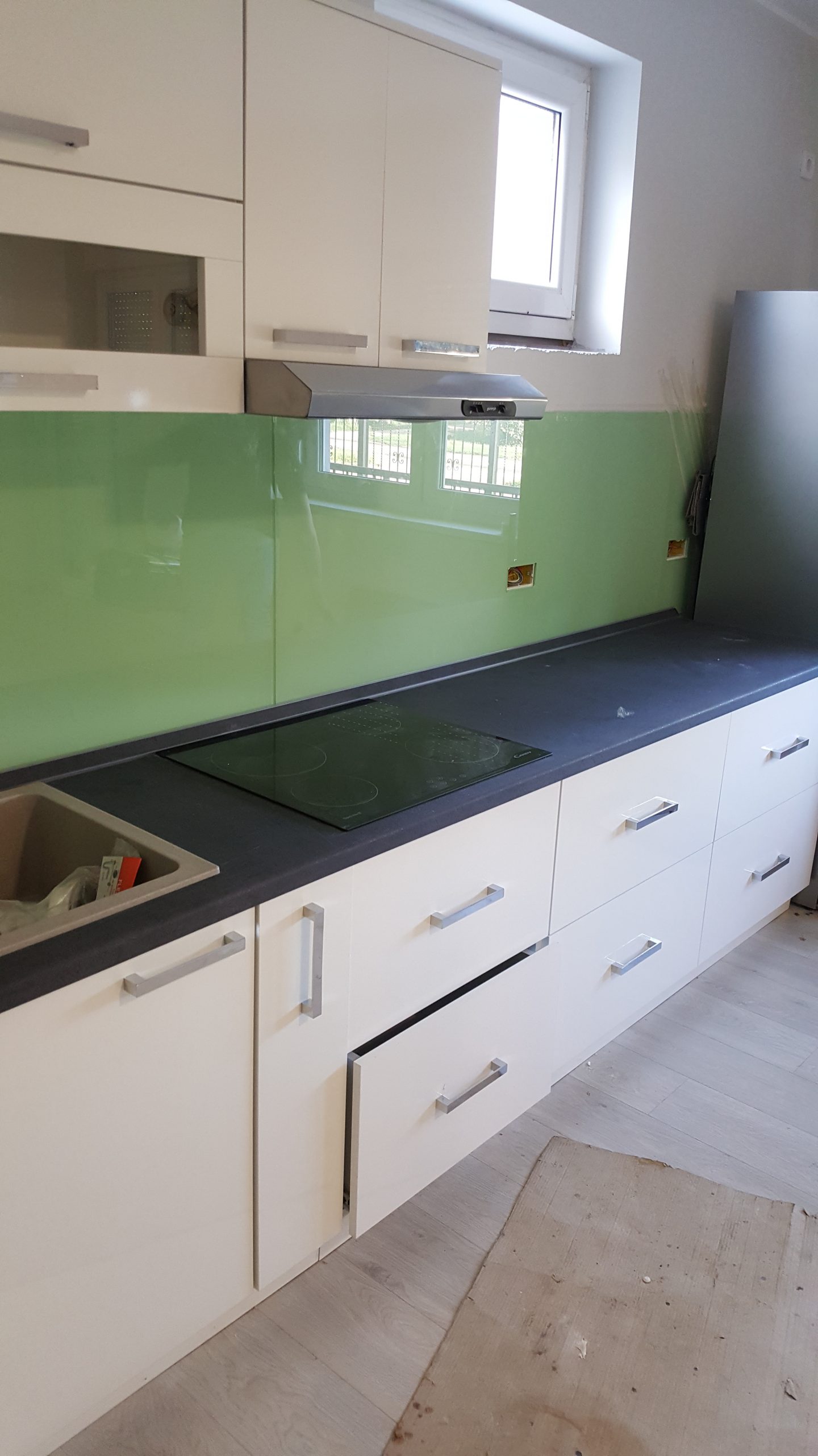 Stakla u boji između kuhinjskih elemenata - Staklo servis