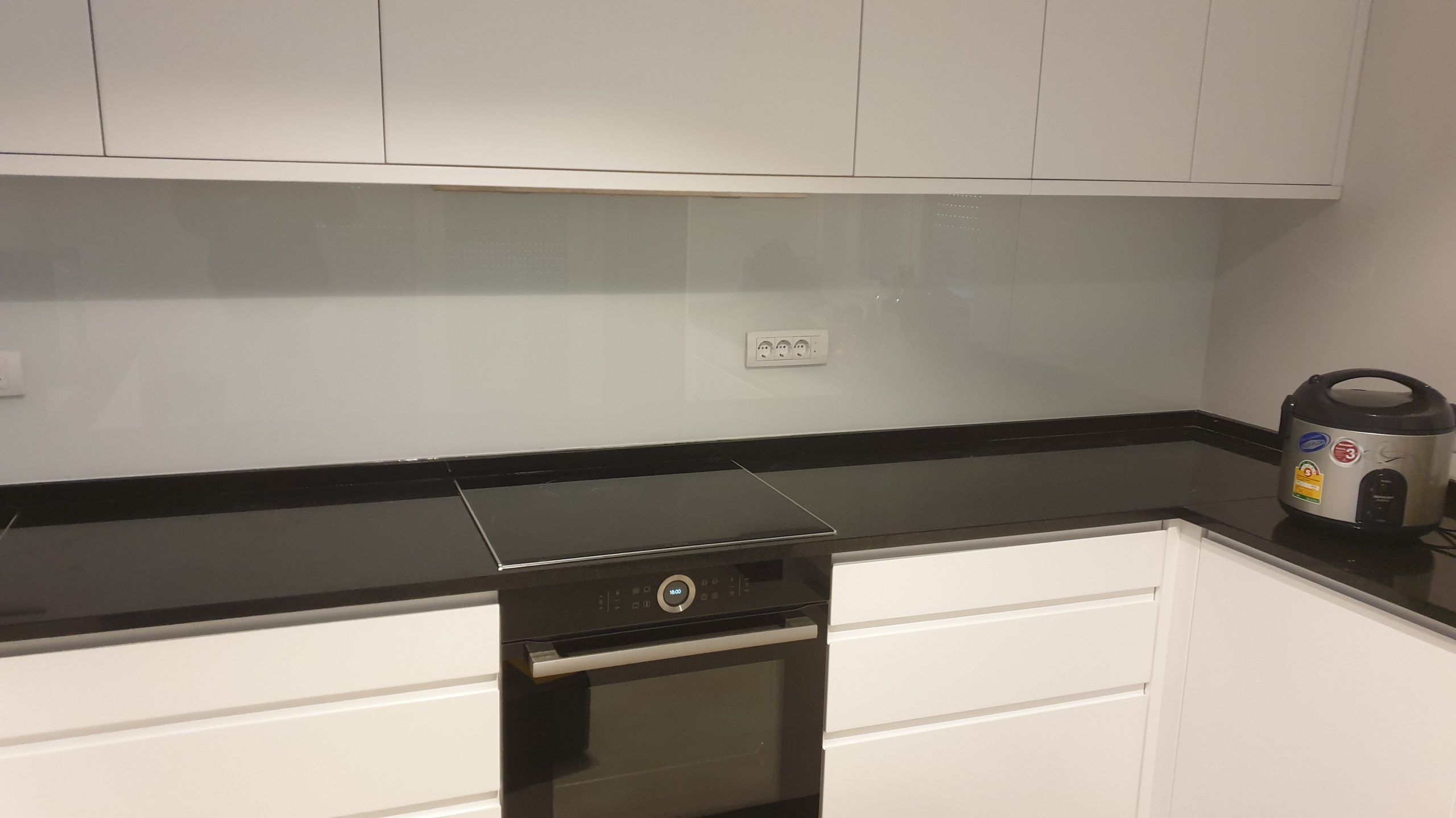 Stakla u boji između kuhinjskih elemenata - Staklo servis